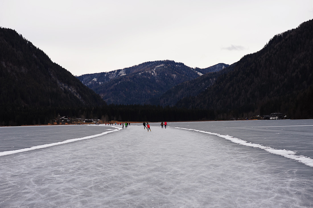 Ice-skating on frozen Weißensee | World Map Duo