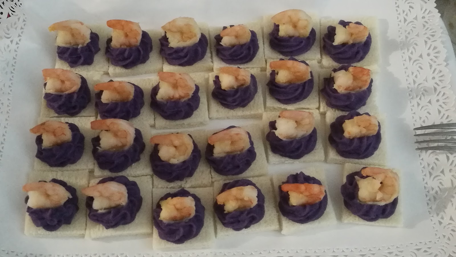 A CASA DI LORY: TARTINE CON PATATE VIOLA E CODE DI GAMBERI