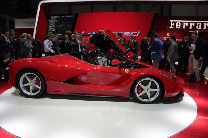 Ferrari LaFerrari apresentado em Genebra | Quatro rodas e um volante!