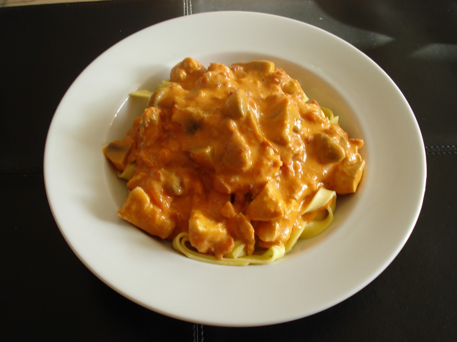 Louises lille madverden: Kylling og bacon i cremet tomatsauce med frisk pasta
