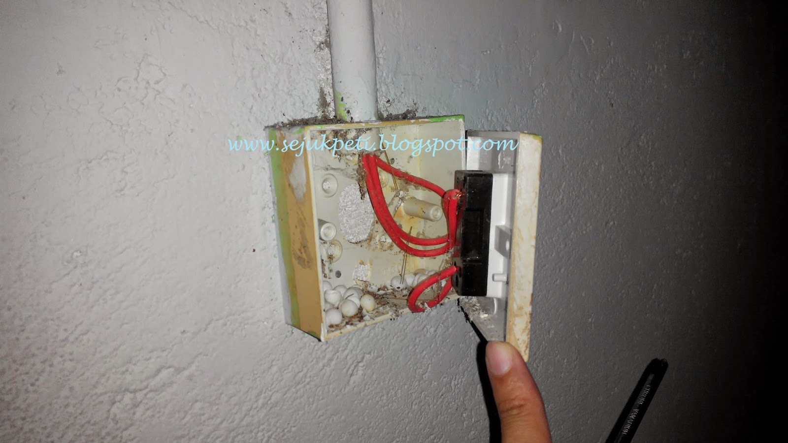 Sejuk, Segar & Nyaman...: Awasi lubang kecil pada kotak suis dan rumah ...