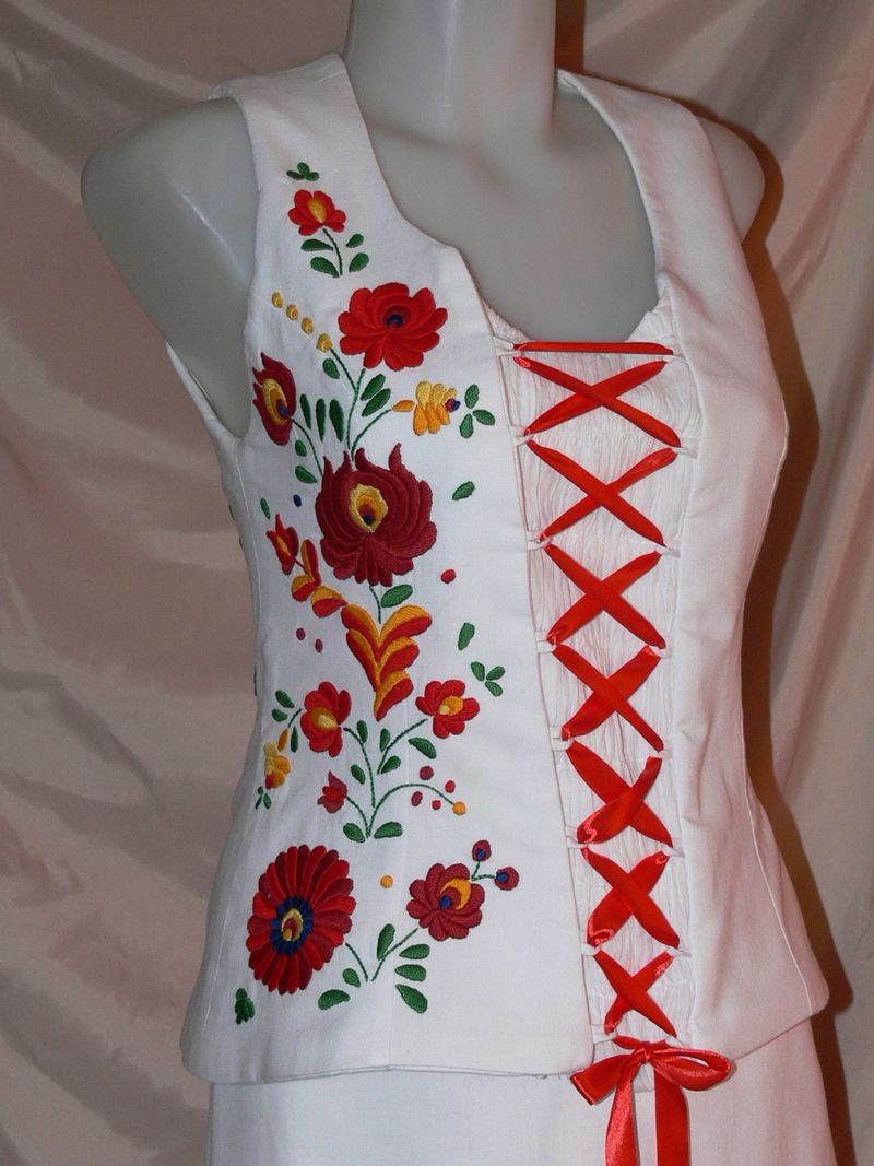 Régi magyar motívumaink: Matyó hímzéses menyasszonyi ruha