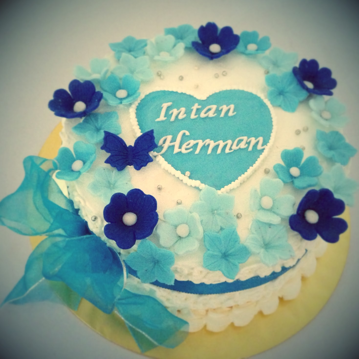 ninie cakes house: Royal blue and blue hantaran cake!