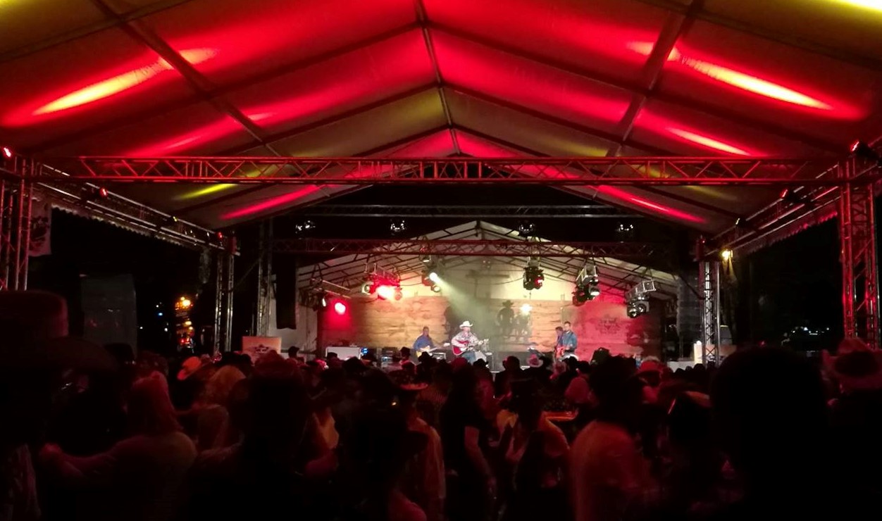 DOUG ADKINS`S neues Album “DIRT ROADS AND FENCE LINES”