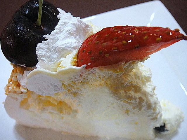 Fruit pavlova, filled with more mousse than meringue (we kinda like it ...