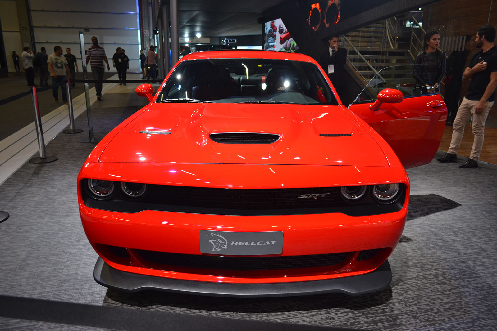 Dodge Challenger SRT Hellcat despeja 717 cavalos no Salão de SP