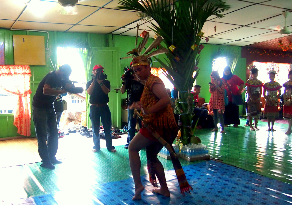 Kemestian Mendirikan Ranyai Pada Perayaan Gawai Dayak