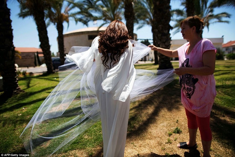 ISRAELI COUPLE HOLD WEDDING CEREMONY IN BOMB SHELTER IN SOUTHERN TOWN ...