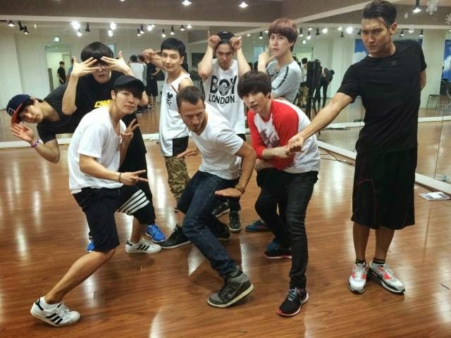 ¡Tony Testa, famoso coreógrafo posa con Super Junior!