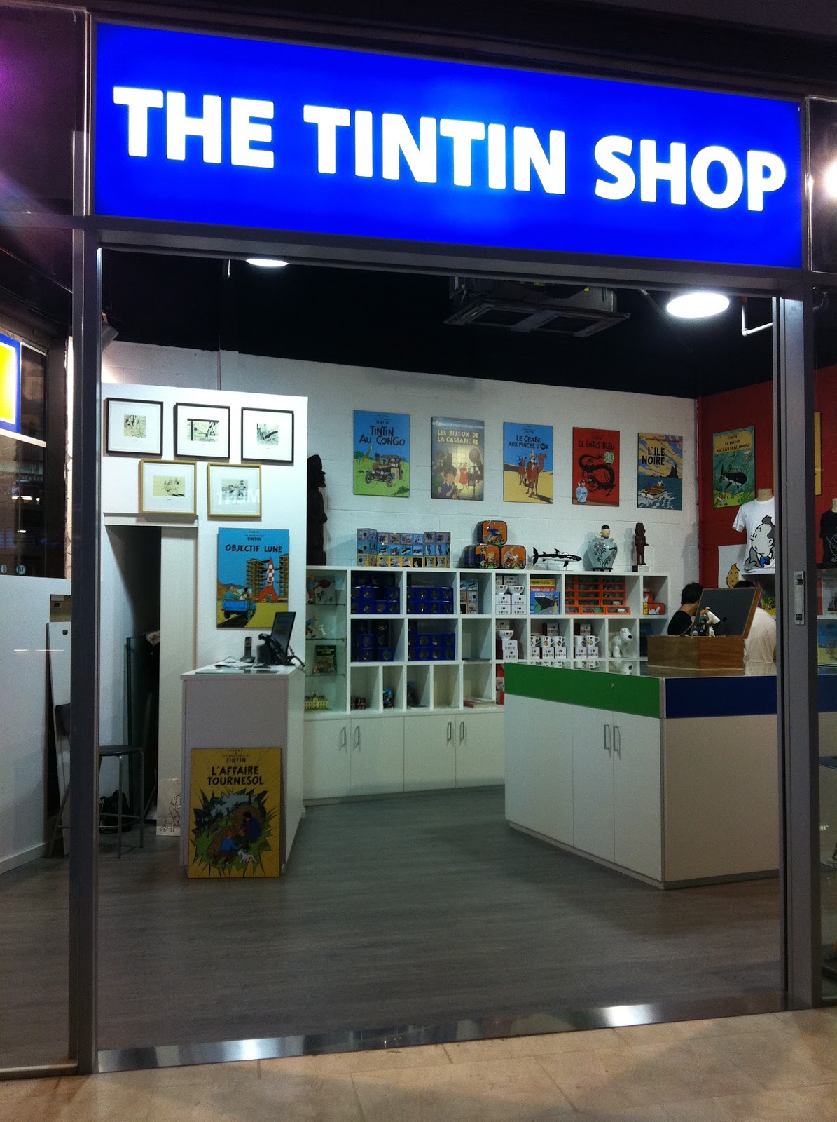 Universo Tintín: PRIMERAS FOTOS DE THE TINTIN SHOP BARCELONA