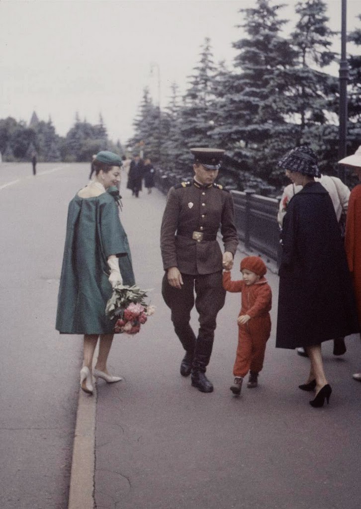 Amazing Color Photographs Capture Dior Fashion Models in Moscow in 1959 ...