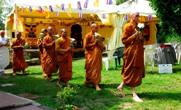 Vivere Altrimenti: LUNA NUOVA -- sabato 24 dicembre -- da Ajahn Munindo.