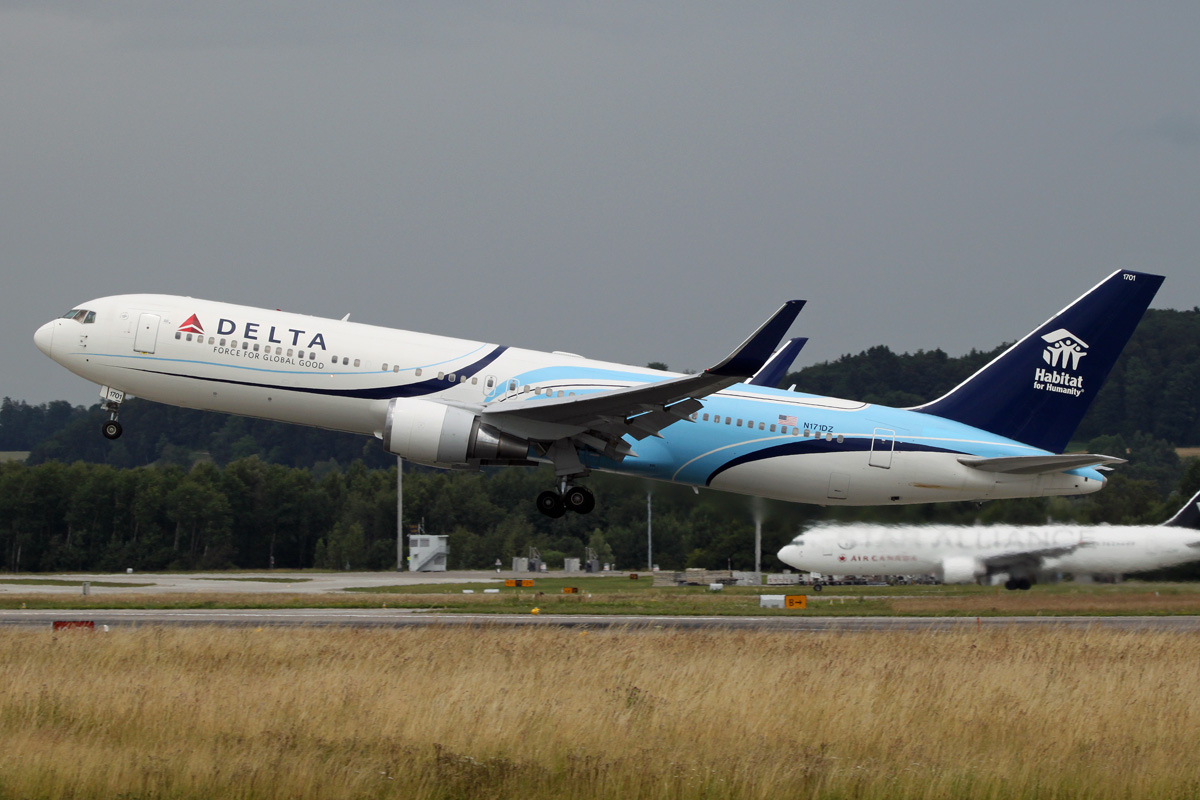 Planes and Trains - Planes 2011: N171DZ / Boeing 767-332 (ER) (w ...