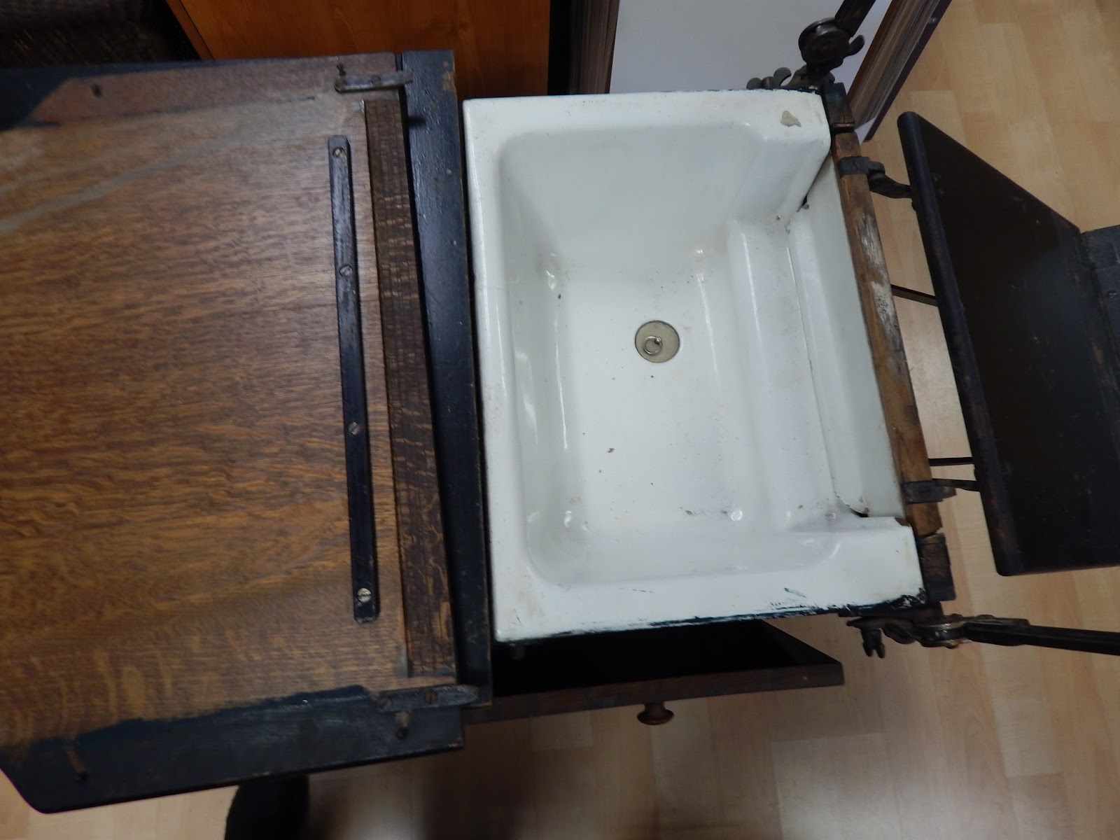 13909 Antiques: Antique W. D. Allison Doctor's Exam Table