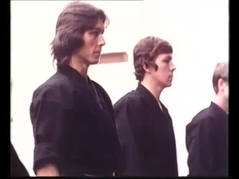 ΒΑΡΑΤΕ ΠΡΙΝ ΣΑΣ ΒΑΡΕΣΟΥΝ - KILL OR BE KILLED