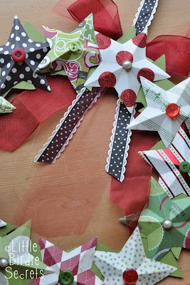 How to Recycle: 3D Paper Star Wreath Tutorial
