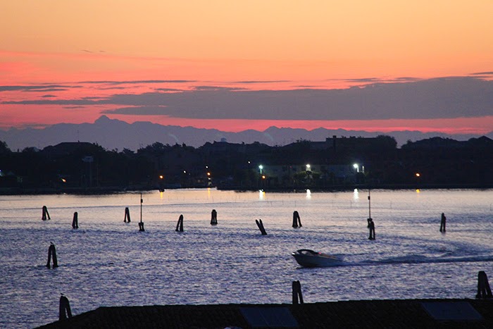 AAA ACCADEMIA AFFAMATI AFFANNATI: Venezia. Alba rossa