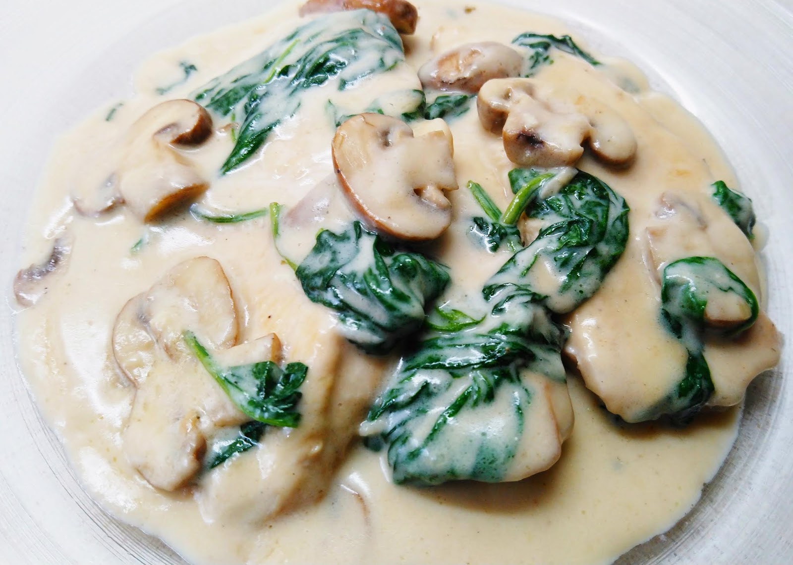 PECHUGAS DE POLLO A LA CREMA DE PARMESANO CON ESPINACAS Y PORTOBELLO