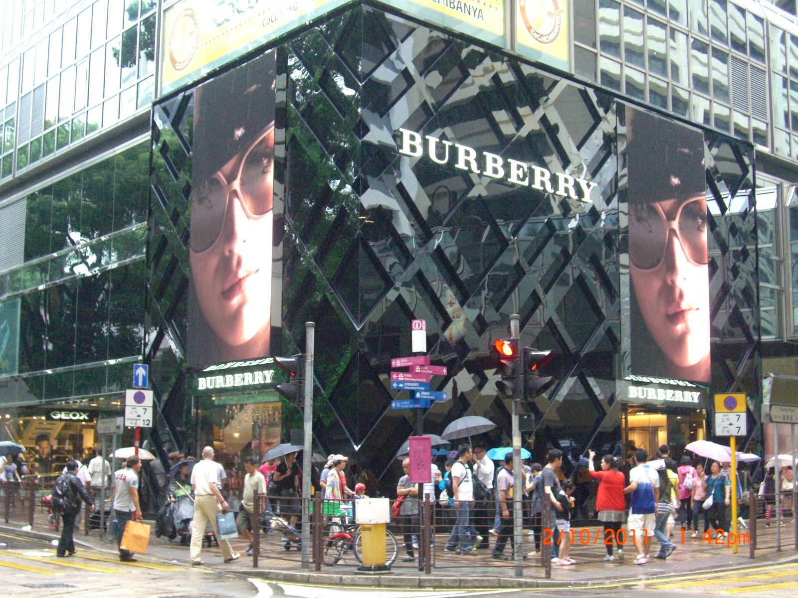 nanibicha: Live LED Screens of BURBERRY in TST