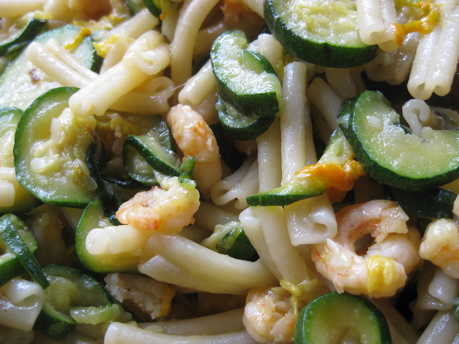 recetas paso a paso: Strozzapreti con zucchini, flores de zapallo y ...