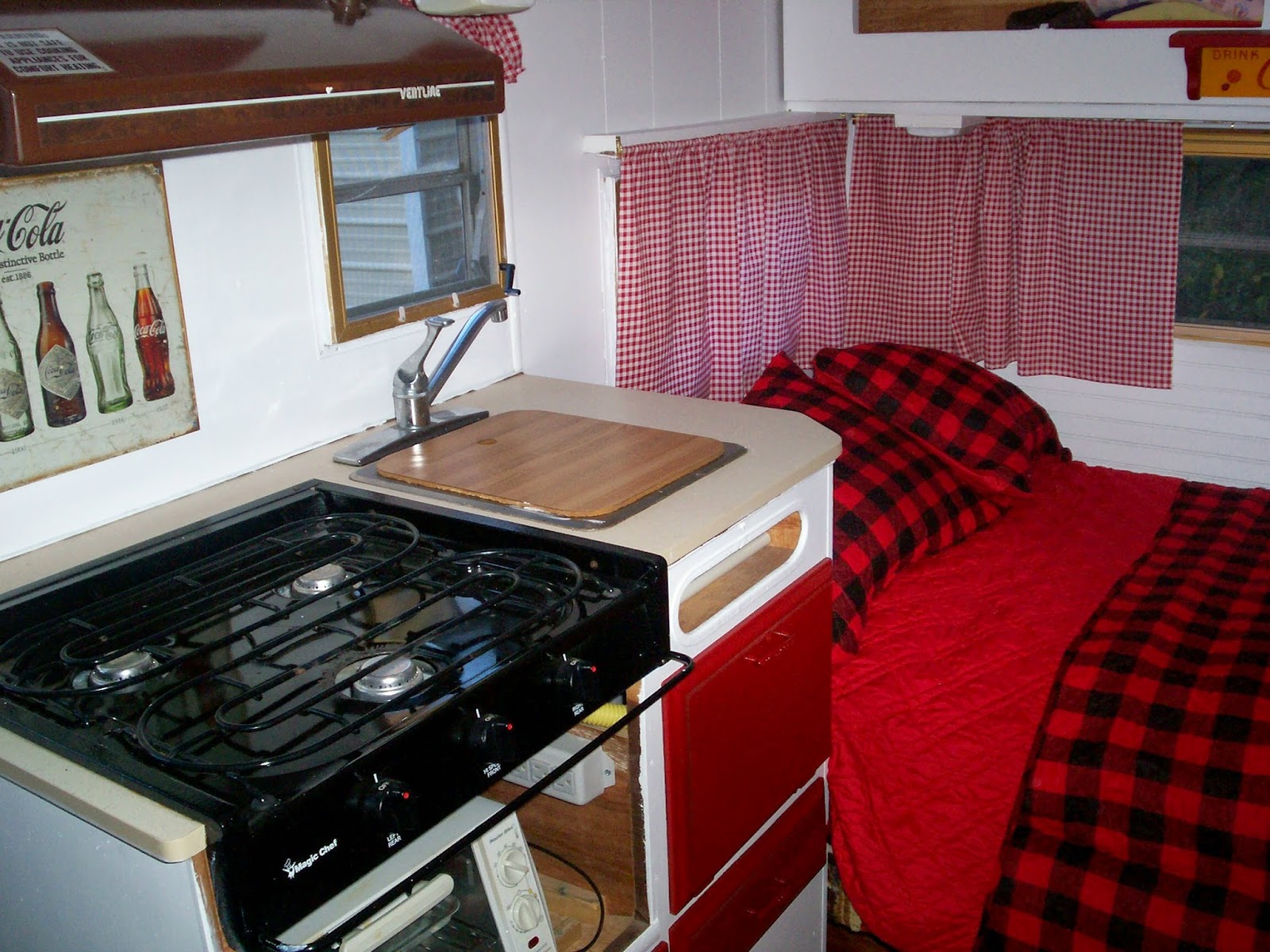 Travel Trailer Renovation: VintageTravel Trailer Redo