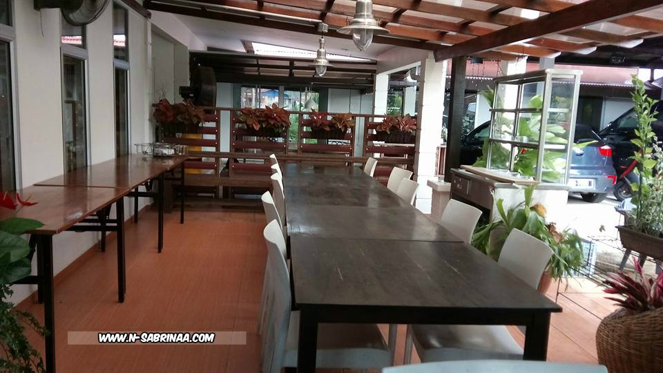 Tertarik hati dengan dekorasi dan ambience di Mama One Stop Bakery ...