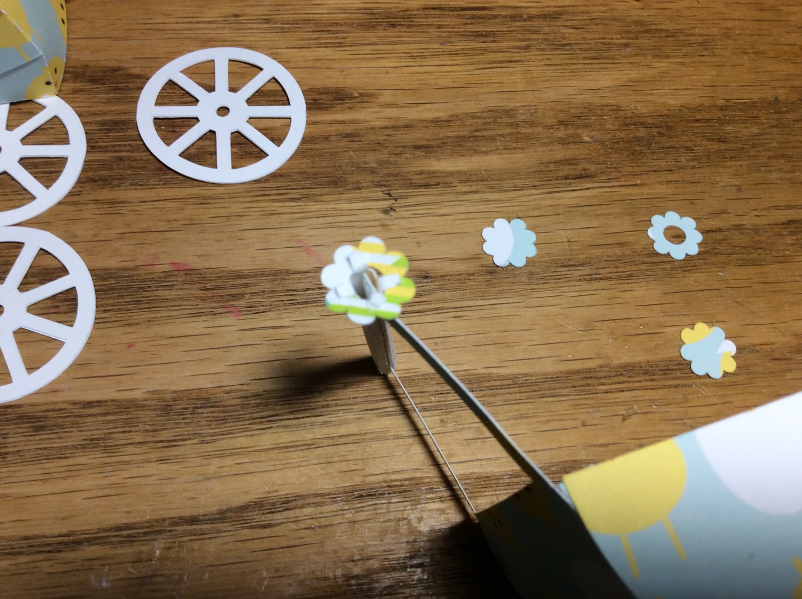 Papercrafts and other fun things: A Paper Baby Carriage For a Baby Shower