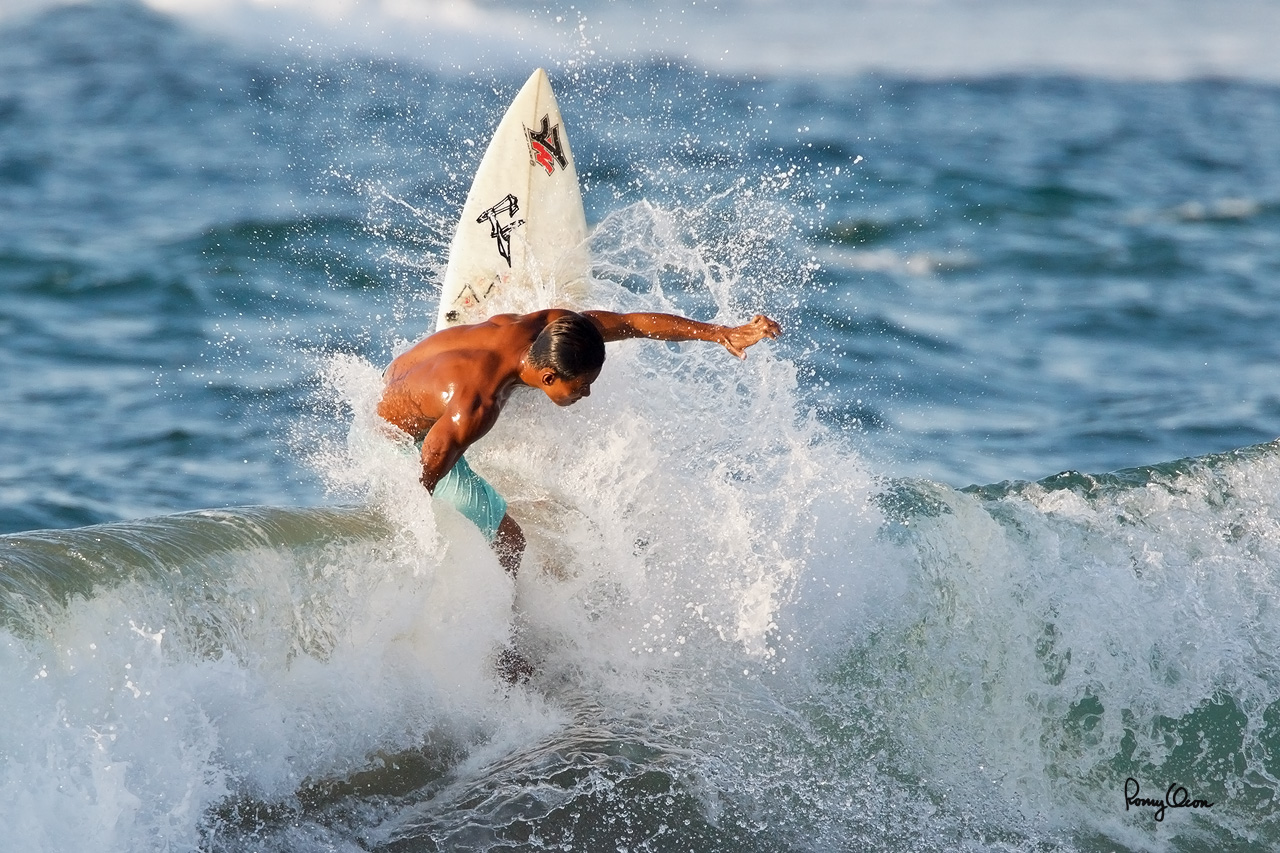 La Union Surfing: Freezing the surfing action at San Juan beach