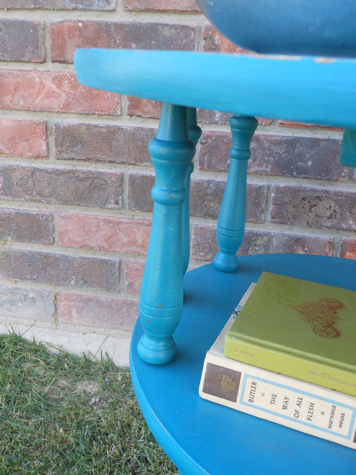 little yellow door design: Vintage 2-Tiered Tables