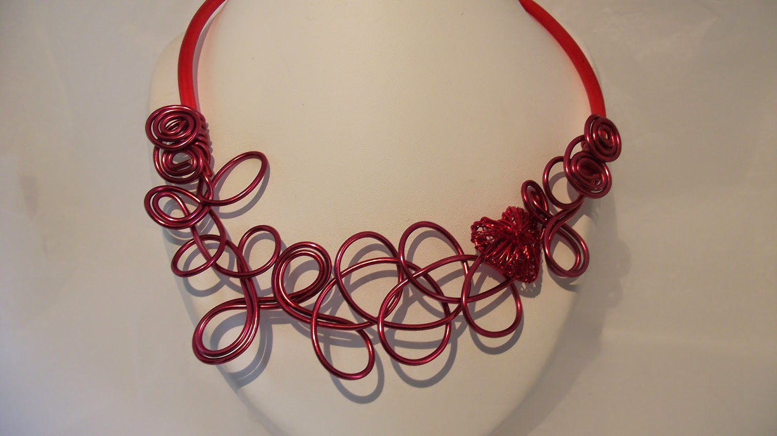 Collier rouge avec coeur en fil