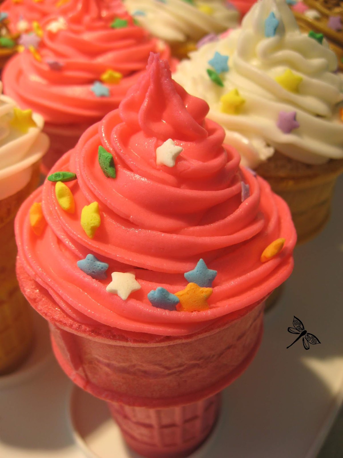 Libellule et ses spatules: Gâteaux dans des cornets