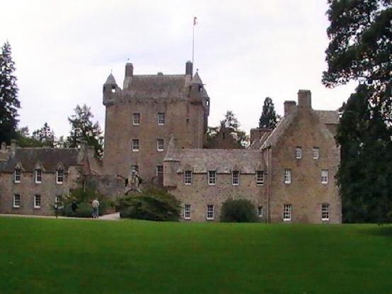 Flat Susan: Flat Susan goes to Beauly and Cawdor Castle with Elizabeth