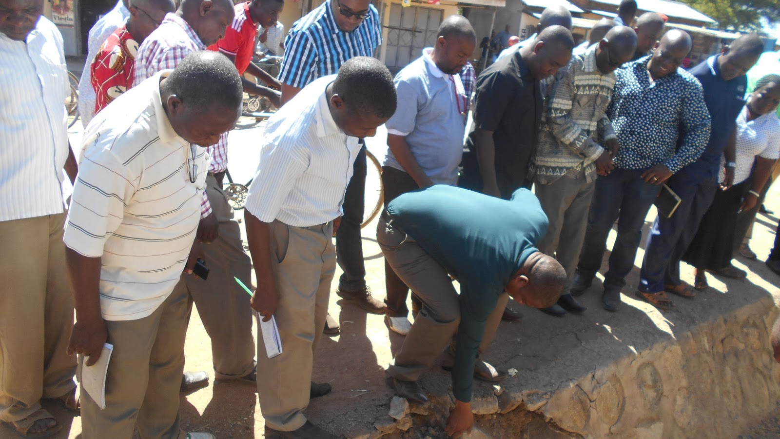 Mkuu wa Mkoa wa Simiyu akiwa katika ziara ya ukaguzi wa miradi ya ...