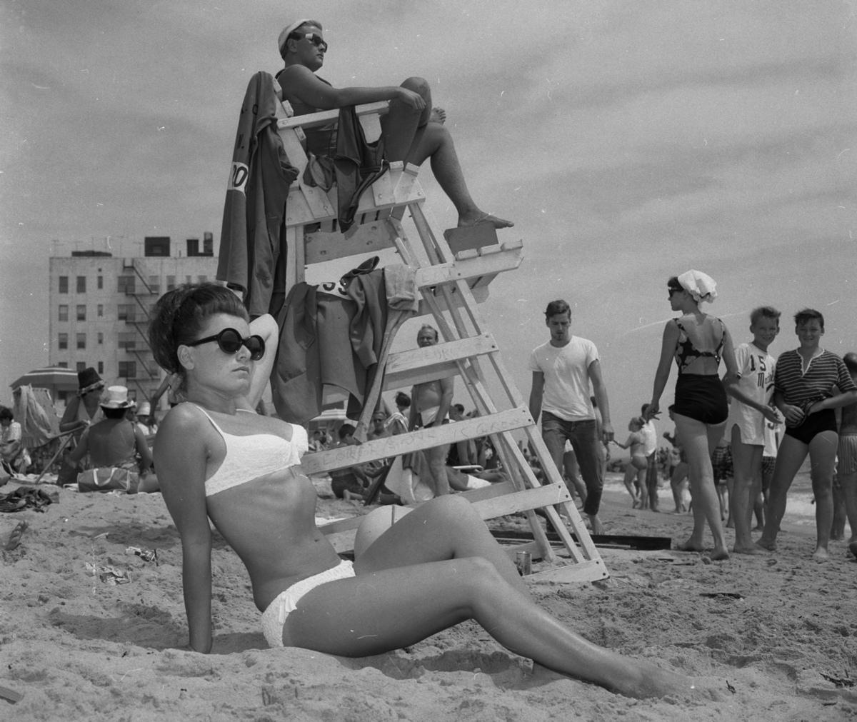 26 Vintage Photos Of Bathing Beauties Of New York City In The Past