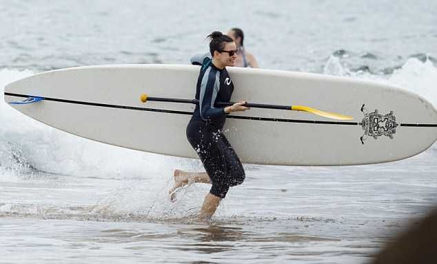 Retro Bikini: Liv Tyler Took “WaterSports” By Paddleboarding In Hawaii ...