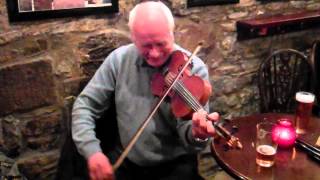 Tour Scotland: Tour Scotland Video Fiddle Player Greyfriars Bar Perthshire