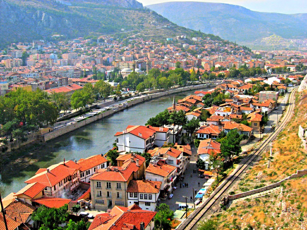 Amasya est une ville montagneuse sur les rives de la rivière Yassel