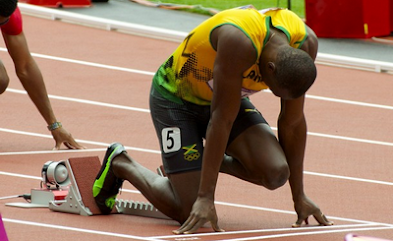 Cara Melakukan Start Jongkok Pada Lari Jarak Pendek - Edukasi Center