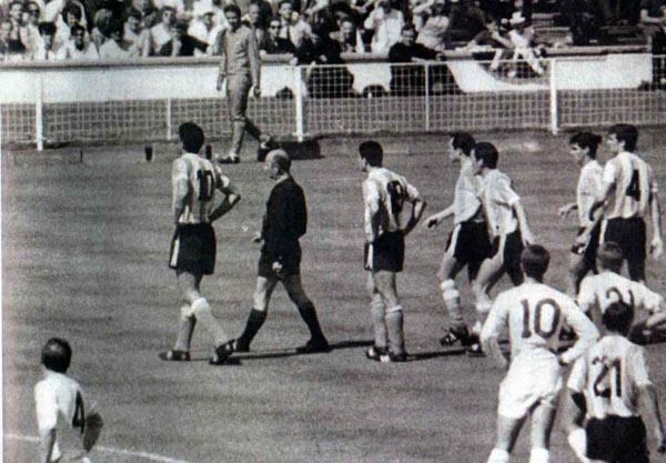 Sejarah Kartu Kuning Dan Merah Di Sepakbola - Grabal