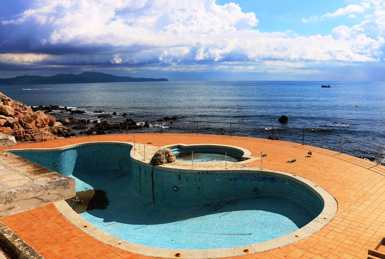 ECHO NOVEMBER ECHO: PISCINAS VACÍAS