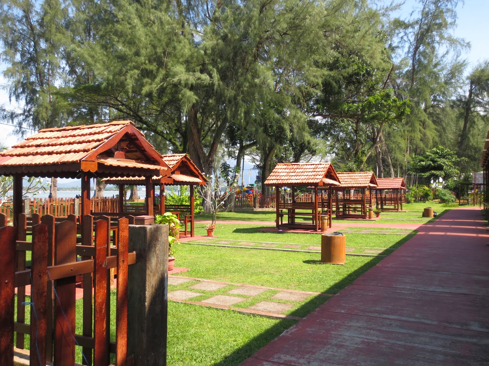 NAZRI DUIT ANTIK & SYILING LAMA: Hari Keluarga @ Merdeka Beach Resort ...