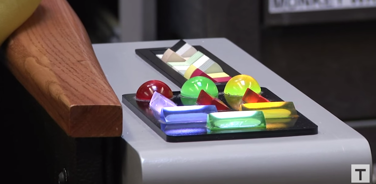 Adam Savage built a functional Star Trek Captain Kirk Chair ...