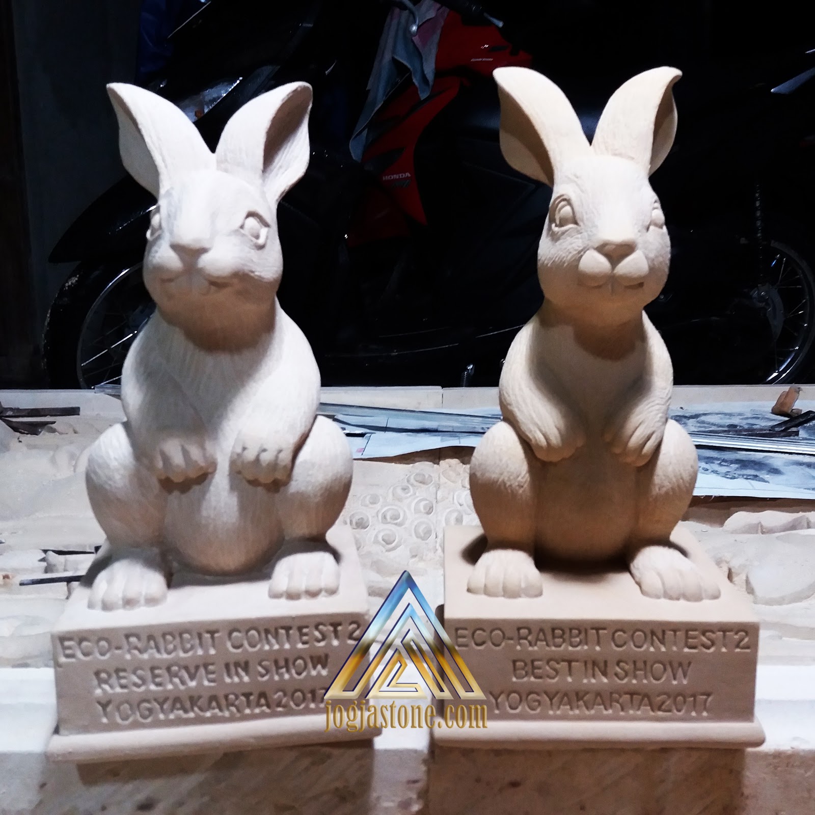 PATUNG KELINCI DARI BATU ALAM