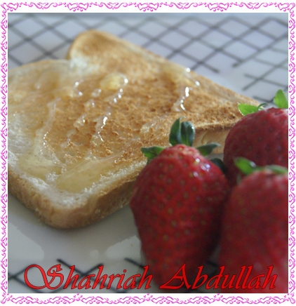 The Writer's CooKING!: MENU DIET SARAPAN ~ ROTI BAKAR MADU & STRAWBERRY