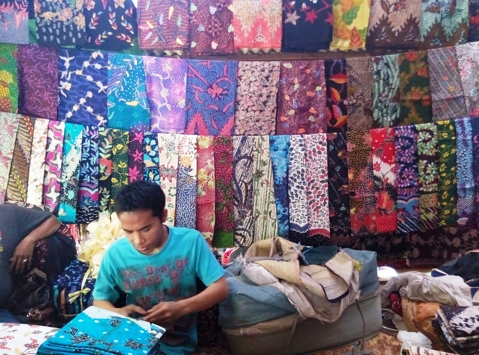 Berburu Batik di Pasar Tujuh Belas Agustus, Pamekasan, Madura - RANSEL ...