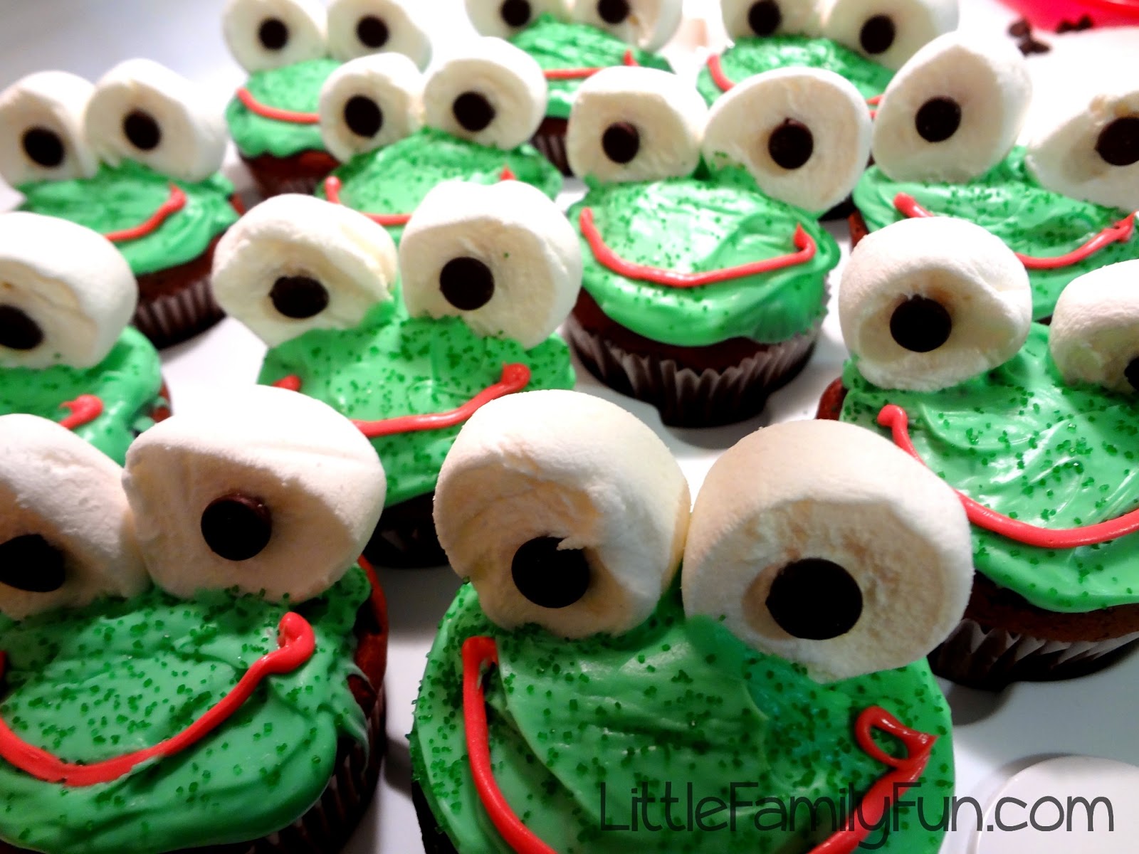 Little Family Fun: Easy Frog Cupcakes