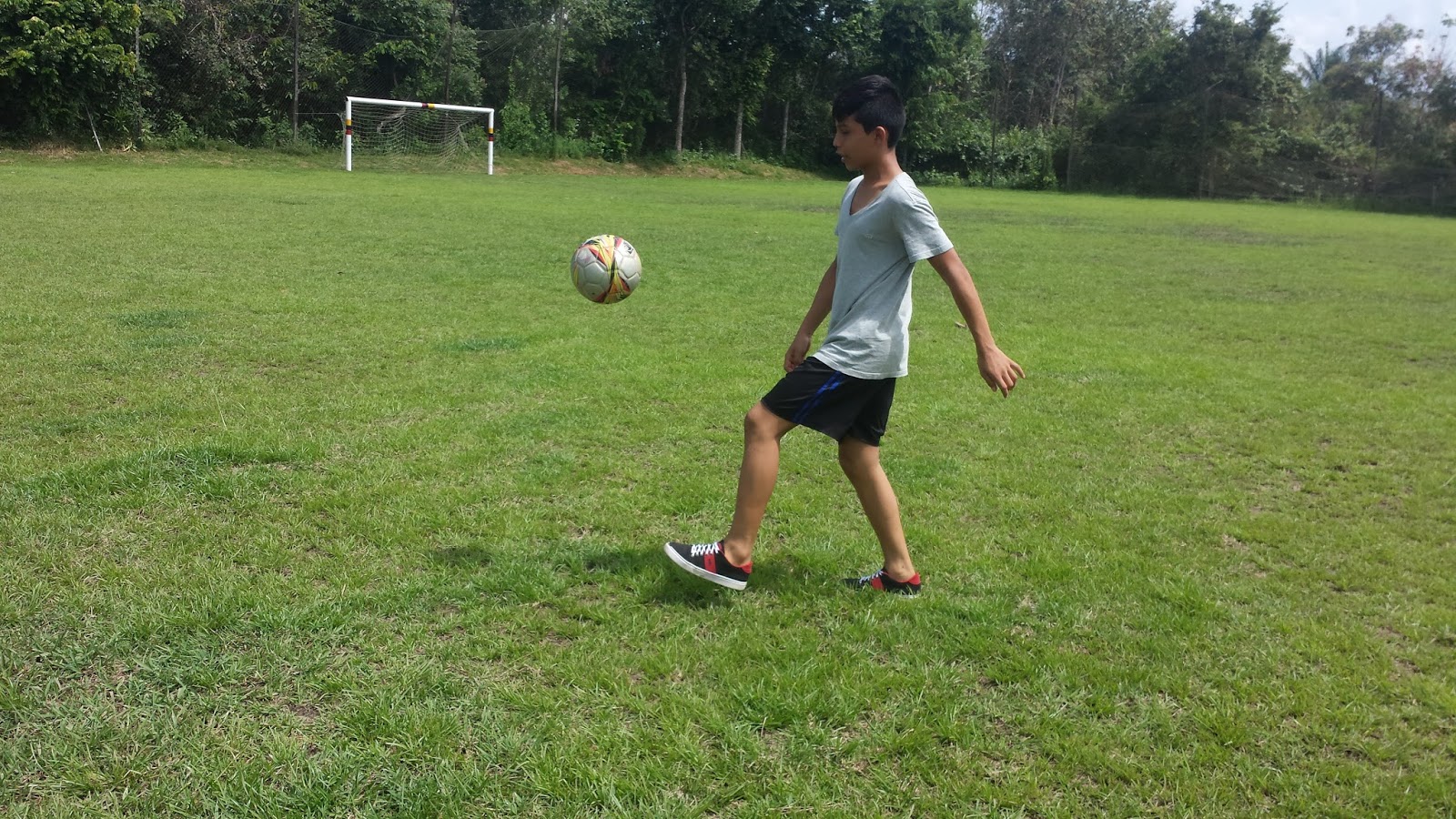 MIS VACACIONES : PRACTICANDO FÚTBOL
