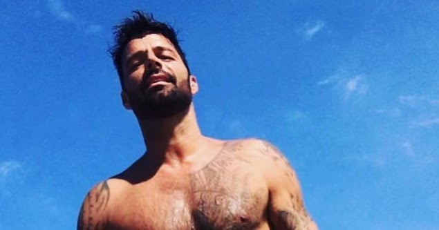 Ricky Martin de sunga exibindo corpo bronzeado - Volume na Cueca