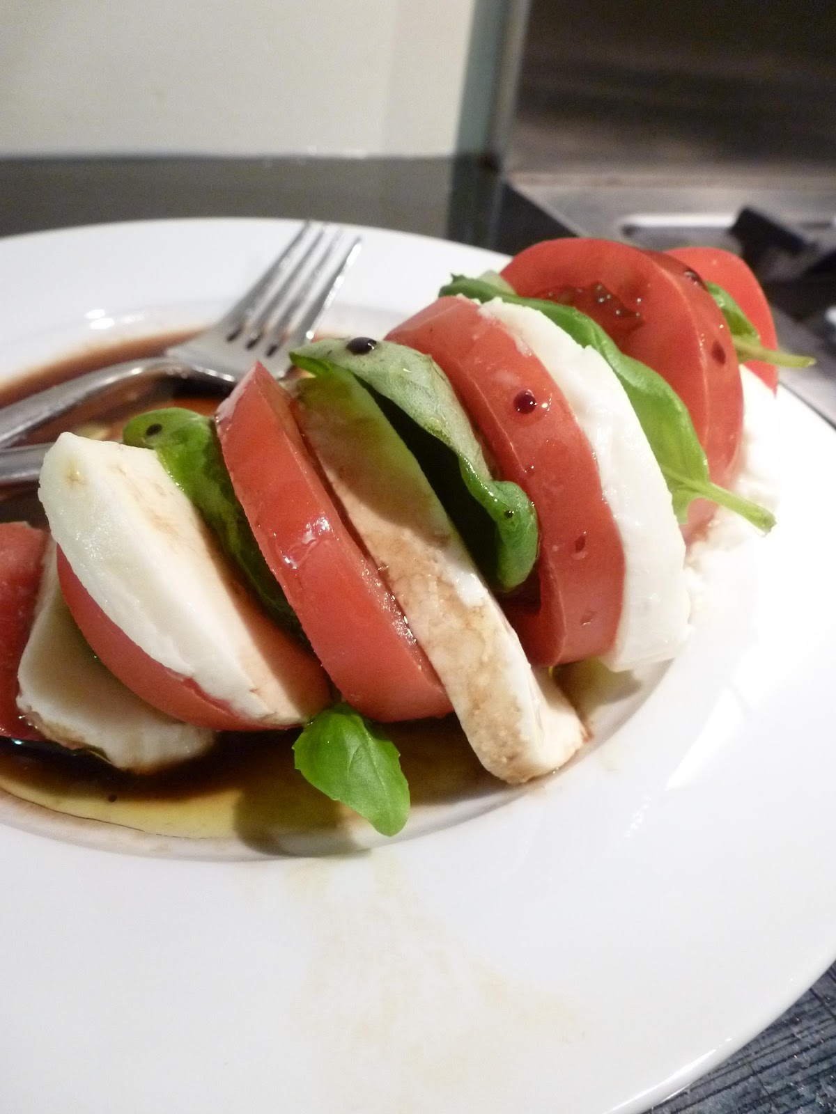 Salade van tomaten, mozzarella en basilicum