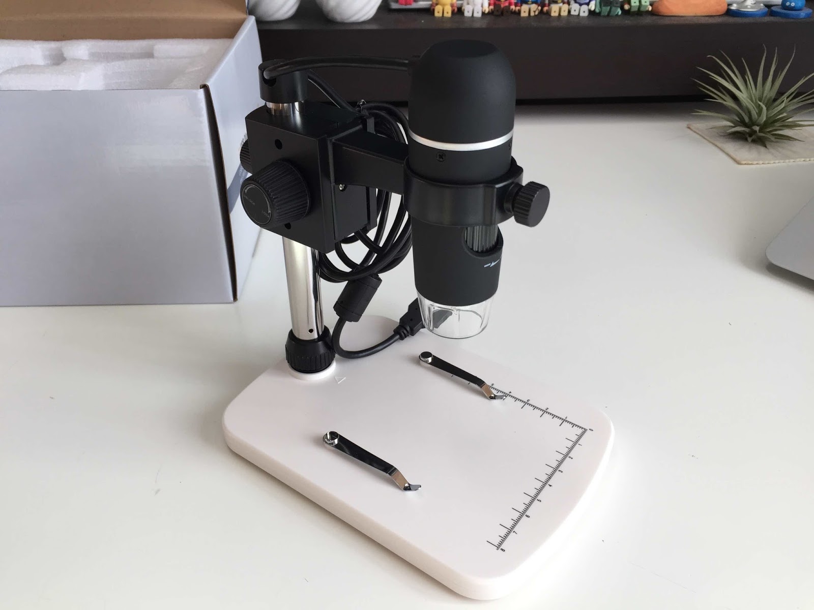 Crenova USB 2.0デジタル顕微鏡、5MPビデオ付き顕微鏡、300倍拡大鏡、カメラ、内視鏡、LEDランプ8個および高さ調節スタンド ...